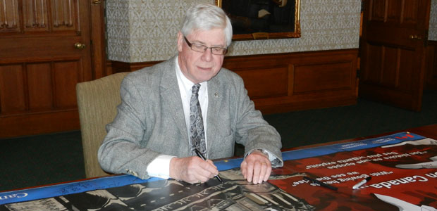 Tilson Signs Banner for Canadian Olympic Team